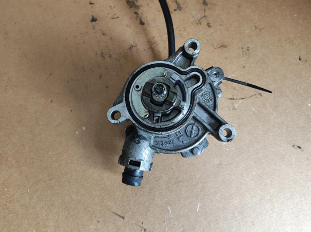 VOLVO XC60, S80, V60 2.0 2.4 D3 D4 D5: čerpadlo (vakum) 31375107 ...