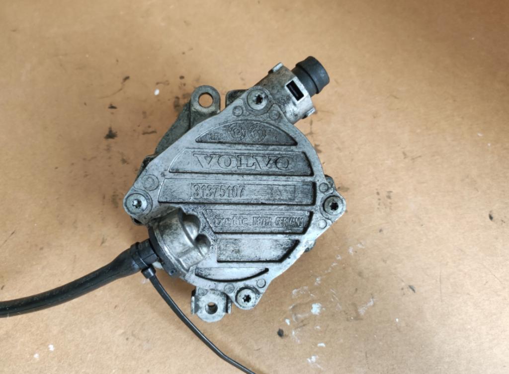 VOLVO XC60, S80, V60 2.0 2.4 D3 D4 D5: čerpadlo (vakum) 31375107 ...