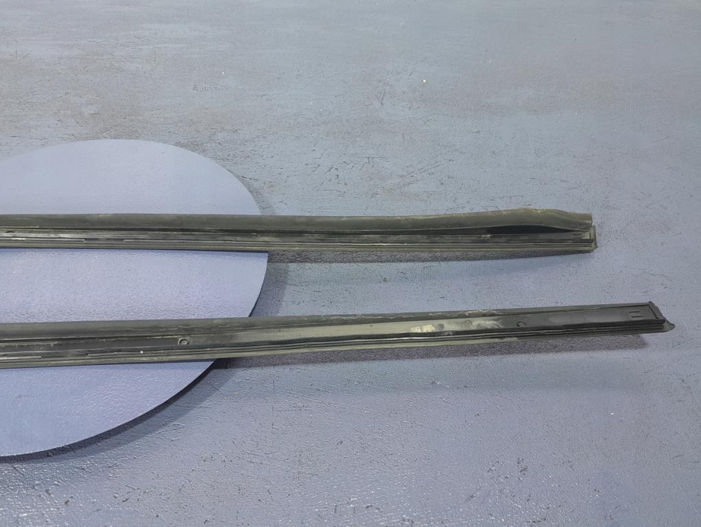 MERCEDES R W251 Lišty okna predné A2516904962 A2516905062 KOMPLET ...