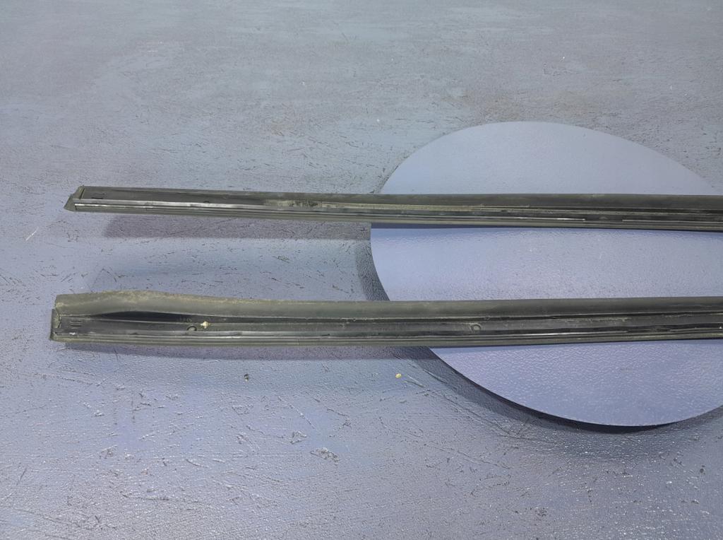 MERCEDES R W251 Lišty okna predné A2516904962 A2516905062 KOMPLET ...