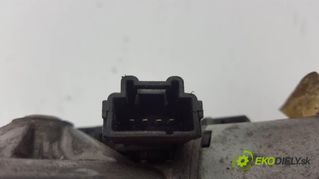 MERCEDES-BENZ B180 CDI W245 2005 80kw W245 1992 motorek stěračů zadní ...